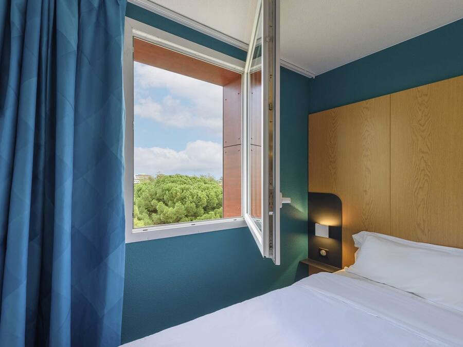 Secretária, quartos insonorizados, Wi-fi grátis