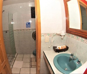 Quarto Quádruplo | Casa de banho | Um polibã, artigos de higiene pessoal grátis 