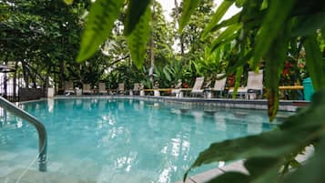 Piscina exterior, espreguiçadeiras