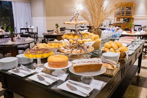 Café da manhã com buffet grátis todos os dias