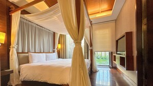 Uma cama de dossel com lençóis brancos, cabeceira de madeira e cortina.
