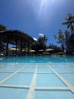 Piscina exterior, guarda-sóis, espreguiçadeiras 