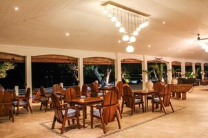 Pequenos-almoços, almoços, jantares servidos, cozinha internacional 