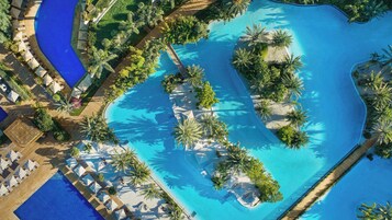 Piscina interna, 3 piscinas externas, guarda-sóis, espreguiçadeiras