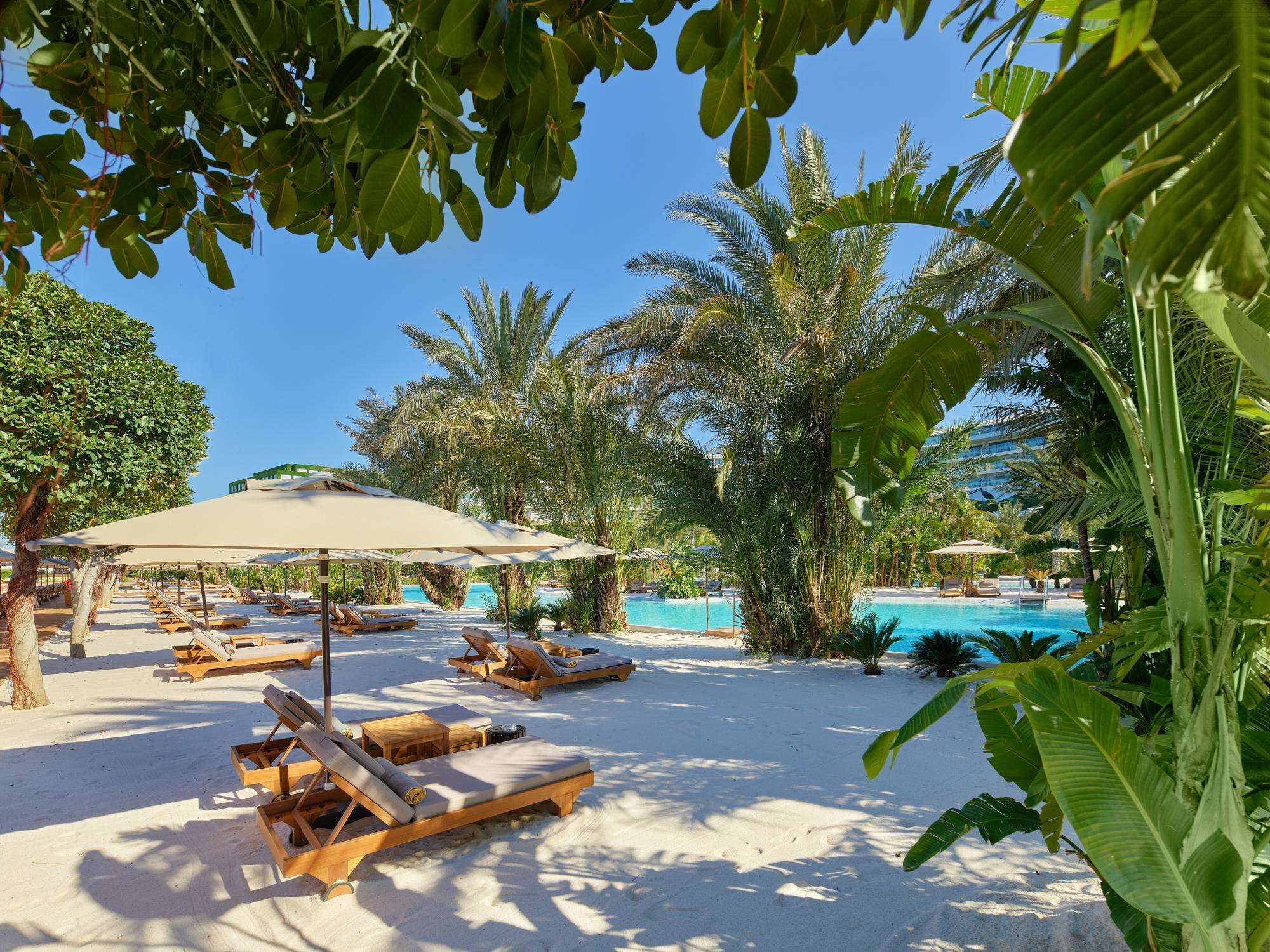 Piscina interior, 3 piscinas exteriores, guarda-sóis, espreguiçadeiras 