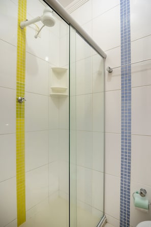 Quarto Individual | Casa de banho | Um polibã, artigos de higiene pessoal grátis, toalhas fornecidas, sabão