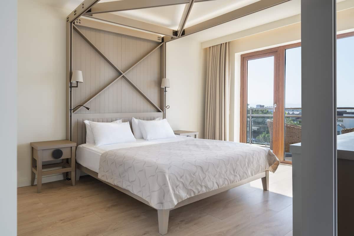 Suite Land | Roupa hipoalergénica, minibar grátis, cofre no quarto 