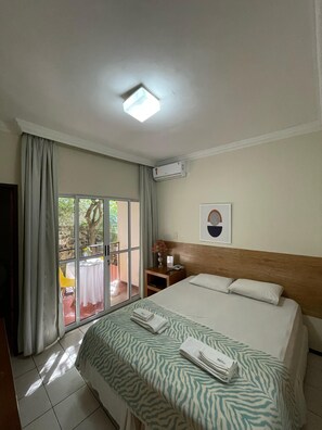 Quarto solteiro standard | Frigobar, cofres nos quartos, escrivaninha, quartos à prova de som