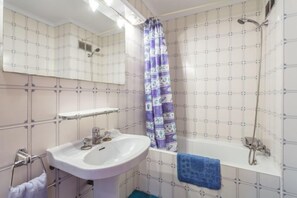 Um secador de cabelo (mediante pedido), toalhas fornecidas 