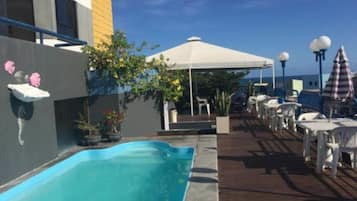 Piscina exterior, espreguiçadeiras