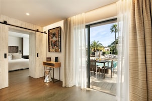 Pool Suite | Casa de banho | Um polibã e uma banheira separados, produtos de higiene exclusivos