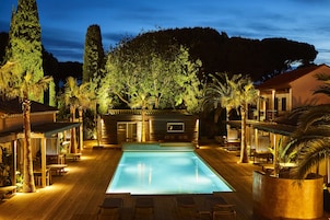 Piscina exterior, guarda-sóis, espreguiçadeiras