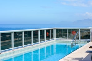 Piscina externa, espreguiçadeiras