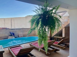 Terraço com espreguiçadeiras