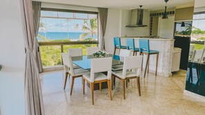 Apartamento Deluxe | Sala de estar | TV de ecrã plano 