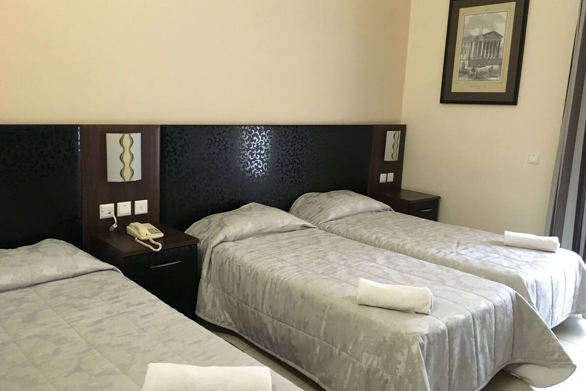 Quarto Triplo Standard | Cofre com capacidade para portátil, secretária