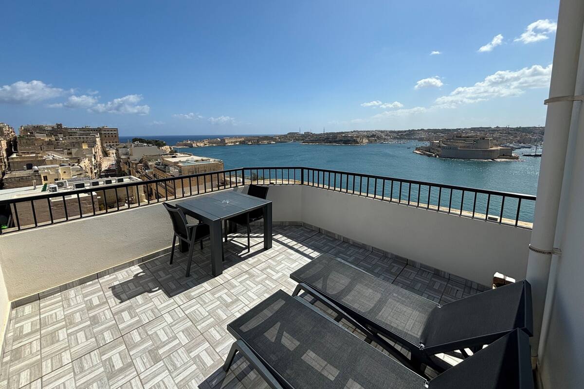 Quarto Duplo, terraço, vista para o porto | Cofre com capacidade para portátil, secretária