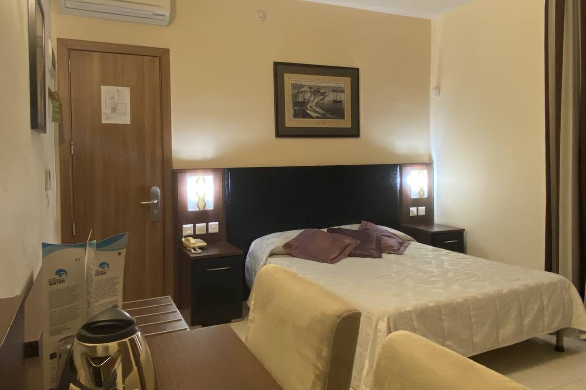 Quarto Económico, vista para o pátio | Cofre com capacidade para portátil, secretária