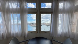 Quarto Duplo ou Twin Standard, vista para o porto