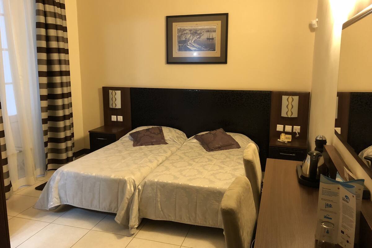 Quarto Duplo ou Twin Standard | Cofre com capacidade para portátil, secretária
