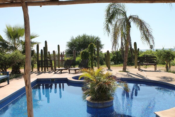 Piscina exterior sazonal, guarda-sóis, espreguiçadeiras 