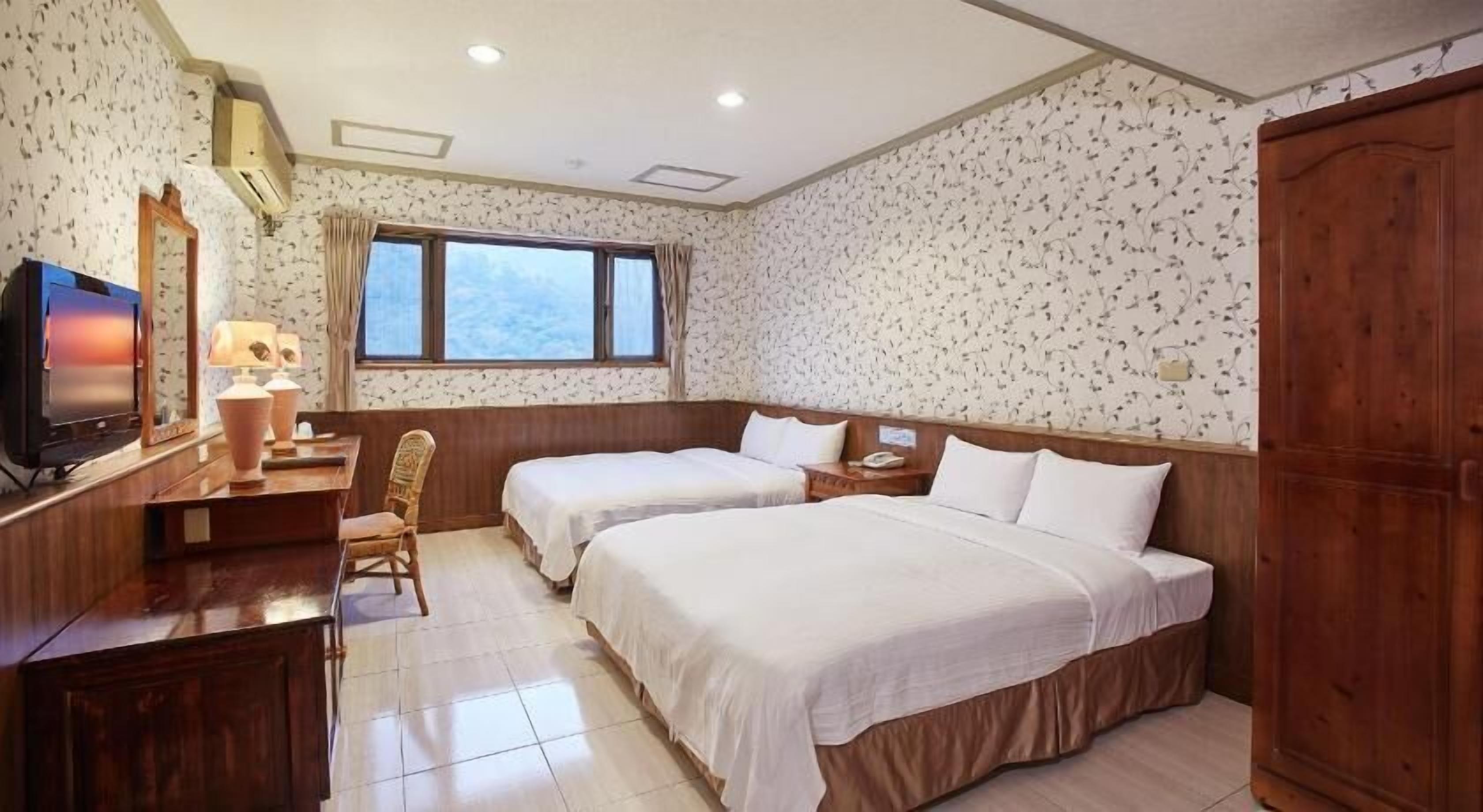 Edredões de penas, cofre no quarto, roupa de cama fornecida 