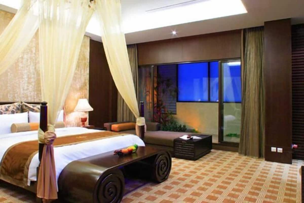 Minibar, cofre no quarto, secretária, quartos insonorizados