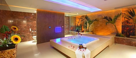 Suíte sênior | Banheiro | Chuveiro/banheira combinados, banheira de hidromassagem