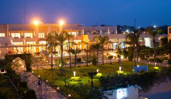 Fachada do alojamento (tarde/noite)