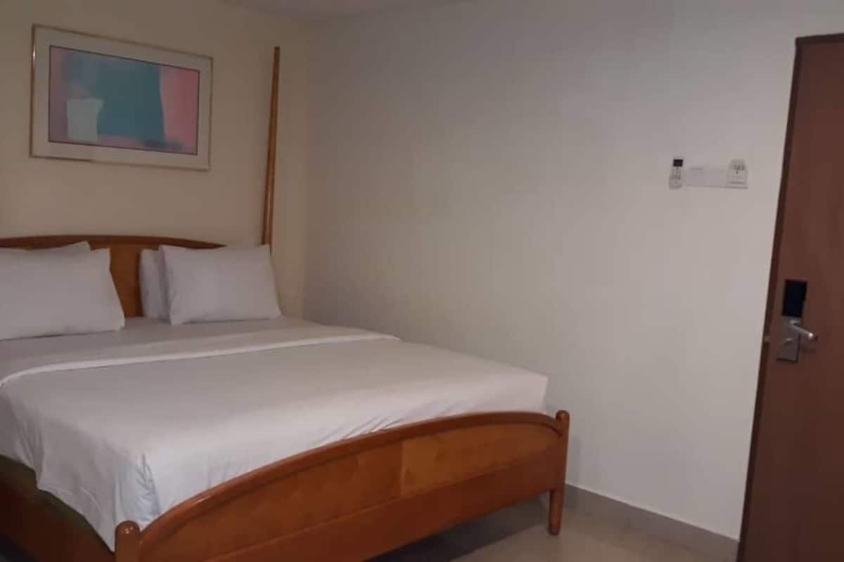 Quarto Duplo Standard, 1 cama king-size | Cofre no quarto, secretária, Wi-fi grátis, roupa de cama fornecida