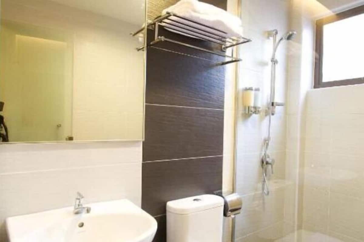 Casa de banho | Um polibã, um secador de cabelo (mediante pedido), chinelos, um bidé