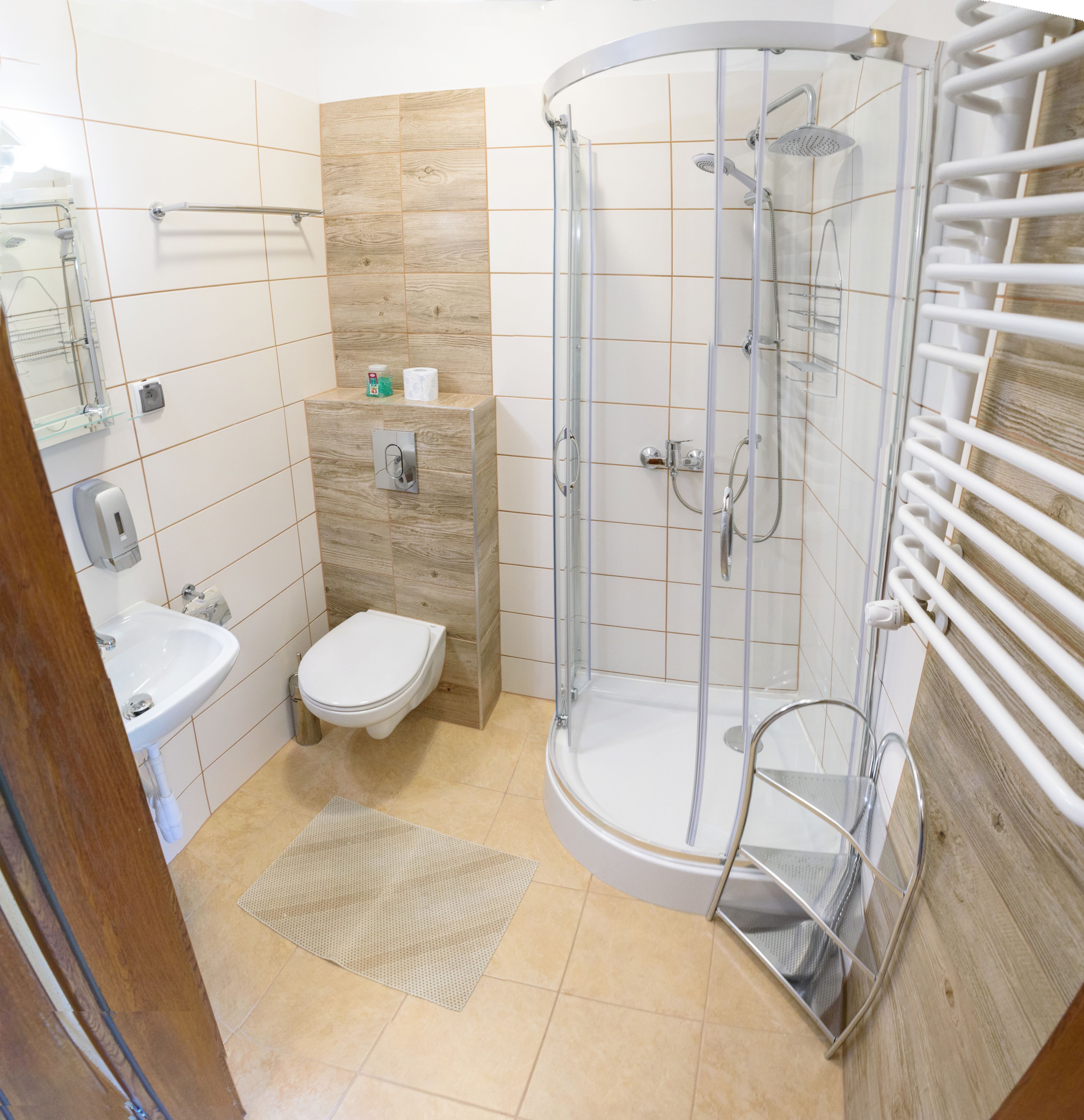 Quarto duplo | Banheiro | Chuveiro, chuveiro com efeito de chuva, toalhas de banho 