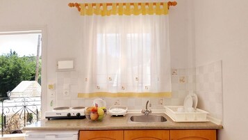 Uma placa de cozinha, utensílios de cozinha 