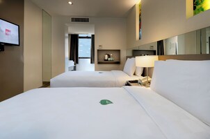 Quarto duplo standard | Cofres nos quartos, escrivaninha, espaço de trabalho para notebook