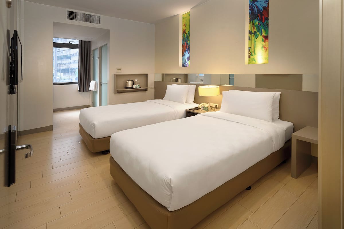 Quarto duplo standard | Cofres nos quartos, escrivaninha, espaço de trabalho para notebook