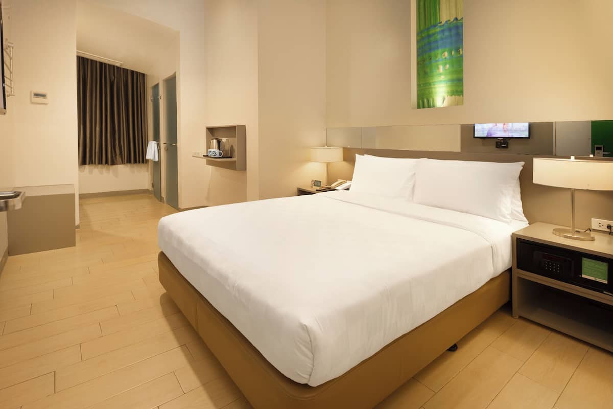 Quarto casal standard, 1 cama Queen | Cofres nos quartos, escrivaninha, espaço de trabalho para notebook