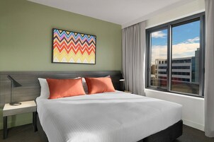 Minibar, cofre no quarto, secretária 