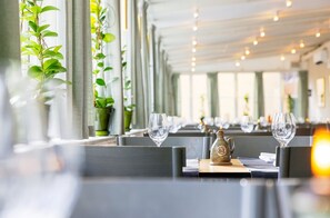 Pequenos-almoços, almoços, jantares servidos, cozinha local 