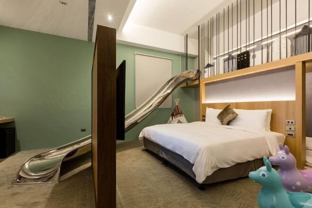 Edredões de penas, minibar, com decoração personalizada, secretária