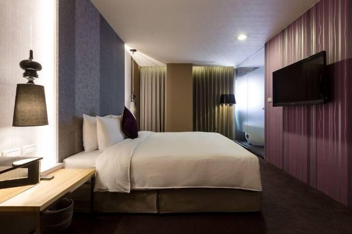 Edredões de penas, minibar, com decoração personalizada, secretária