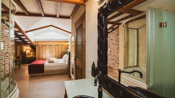 Suíte exclusiva, 1 cama King, terraço, vista para a cidade | Frigobar, cofres nos quartos, escrivaninha, quartos à prova de som