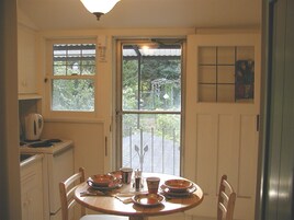 Apartamento executivo, 2 quartos, cozinha, vista para o jardim | Opções para refeição no quarto