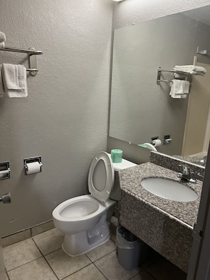 Uma combinação polibã/banheira, toalhas fornecidas