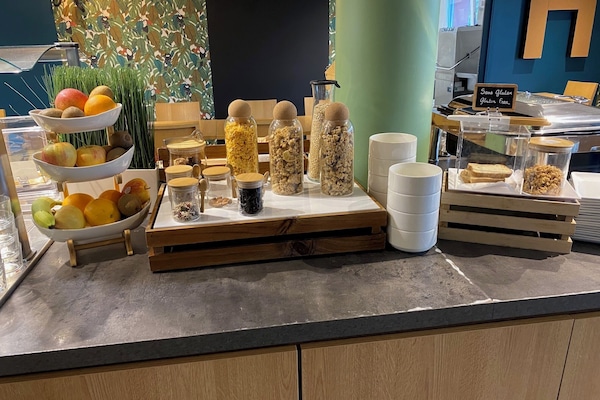 Pequeno-almoço tipo buffet diário (12 EUR por pessoa)