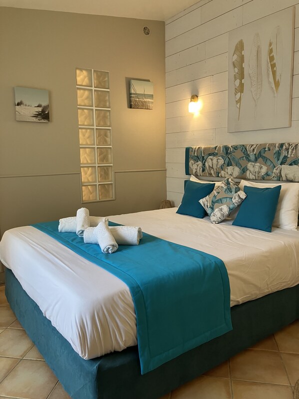 Quarto casal superior, terraço (Triple) | Individualmente decorados, individualmente mobiliados, escrivaninha