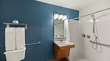 Quarto Standard, 1 cama de casal, acessível, não fumadores (Roll-in Shower) | Casa de banho | Uma combinação polibã/banheira, um secador de cabelo (mediante pedido)