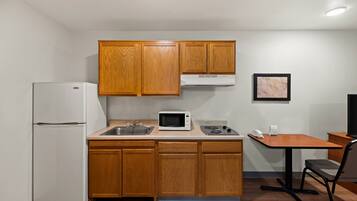 Um frigorífico/congelador grande, um micro-ondas (a pedido)