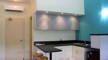 Apartamento básico, 1 quarto | Cozinha americana privada | Geladeira, chaleira elétrica