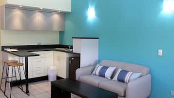 Apartamento básico, 1 quarto | Área de estar | TV de tela plana