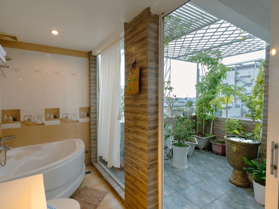 Quarto Premier | Casa de banho | Artigos de higiene pessoal grátis, um secador de cabelo, chinelos